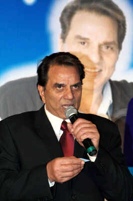 Dharmendra delivers a speech during a function in the city - Photogallery