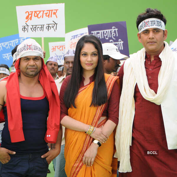 Rajpal Yadav, Gracy Singh and Ravi Kishan during the mahurat of Janta ...