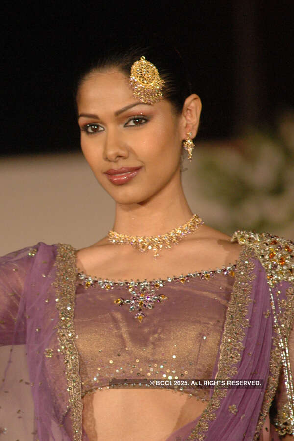 Nethra Raghuraman showcases bridal collection designed by Hemant ...