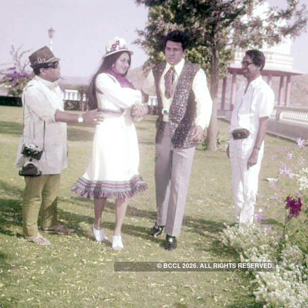 Charming couple Dharmendra and Hema Malini get ready for some action on ...