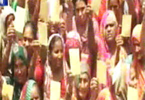 Farmers protest against land acquisition by Modi govt