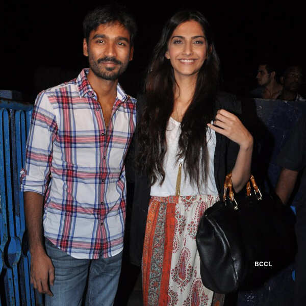 Sonam Kapoor and Dhanush pose while they came to meet Raanjhanaa fans ...