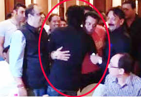 Salman Khan, SRK end feud; hug each other at Mumbai iftar party