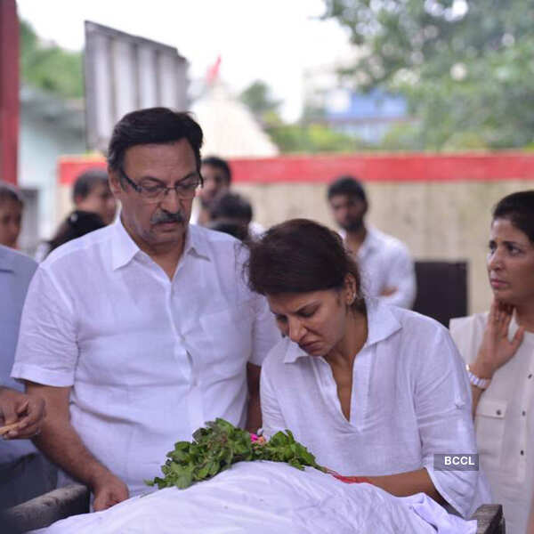 Anita Raj with Suresh Oberoi during her father Jagdish Raj's funeral ...