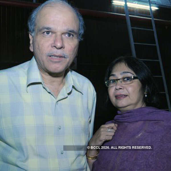 SM Khan with wife Shahnaz during a tribute concert to Mohd Raif, held ...