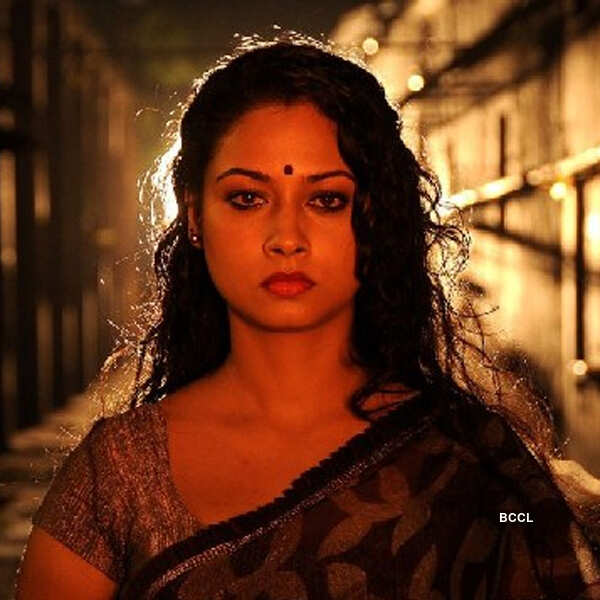 Pooja Umashankar in a still from the Tamil film Vidiyum Munn.