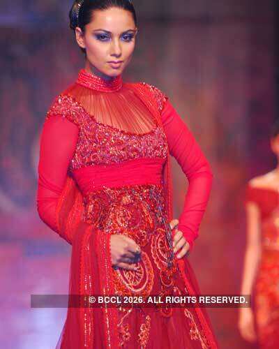 Bare acts: Joey at JJ Valaya Show on Friday, August 24, 2007 - Photogallery