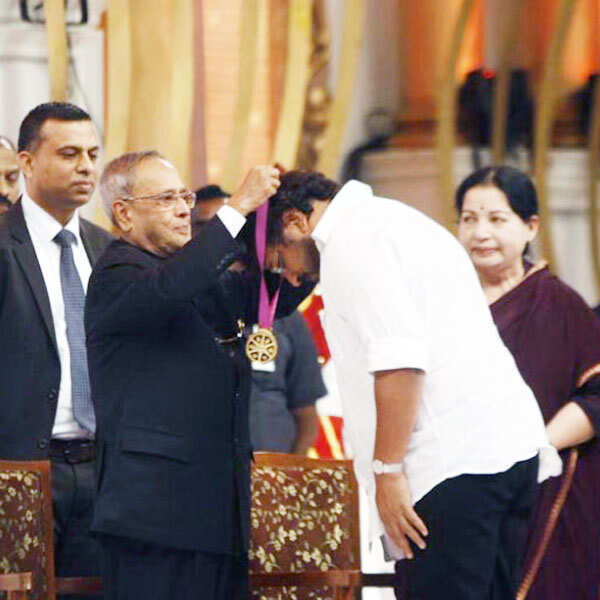 Pranab Mukherjee felicitates V Ravichandran during the closing ceremony ...