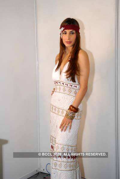 Model Shipra Malik goes high on glam quotient clad in an outfit ...