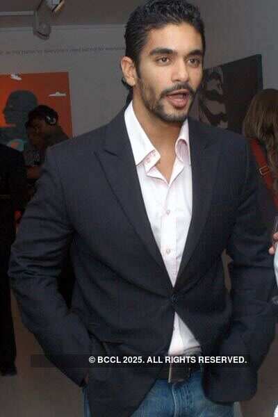 Sana at an exhibtion of Manil Gupta's works at Rohit Gandhi and Rahul ...