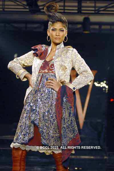 Model Krishna Somani at her Indian best in this saree from Suneet Varma ...