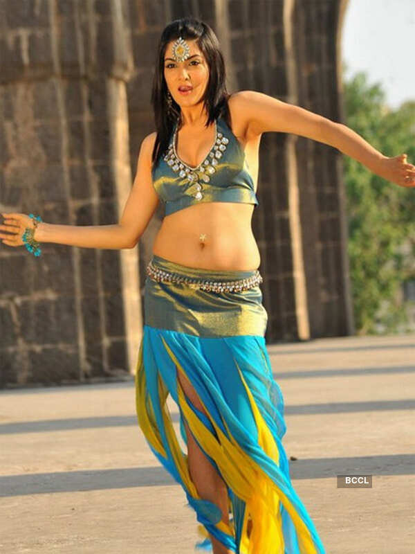 Sakshi Choudhary Looks Sexy In A Revealing Outfit As She Poses During A Photoshoot 