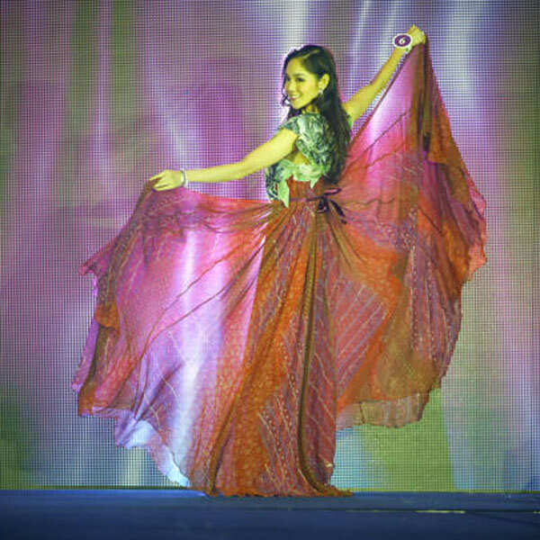 Oriental beauty Miss Singapore Shi Lim in pics