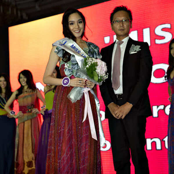 Oriental beauty Miss Singapore Shi Lim in pics