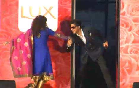 SRK enacts 'Chennai Express' train scene with contest winner