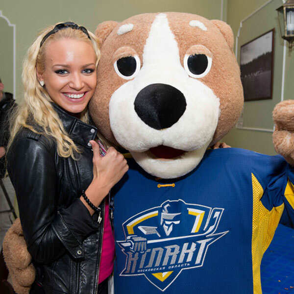 Miss Universe 2013 contestants attend KHL Match