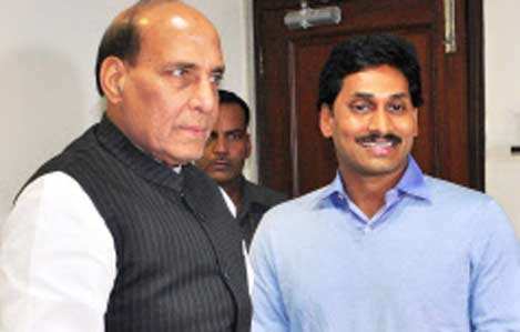 Jagan meets Rajnath, seeks support against Telangana