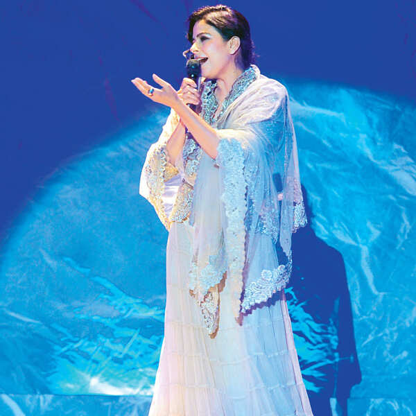 Rene Singh sang Jaiye Aap Kahan Jayenge at a party hosted by fashion ...