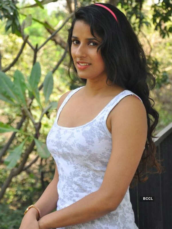 South siren Sravya Reddy looks cute in a sexy dress, during a photoshoot.