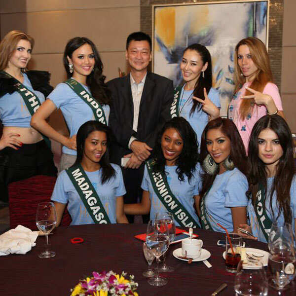 Miss Earth 2013 contestants enjoy a splendid dinner