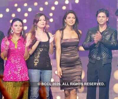 Actor Sharukh Khan performing at 'Bindass India Concert' at Bandra ...