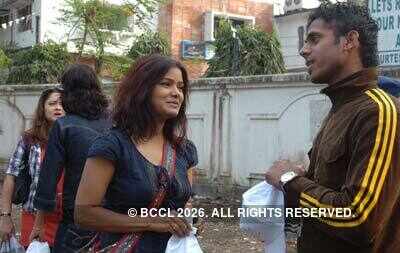 Tollywood actress Sonali Chowdhuri (L) and Monoj Tiwari (R ...