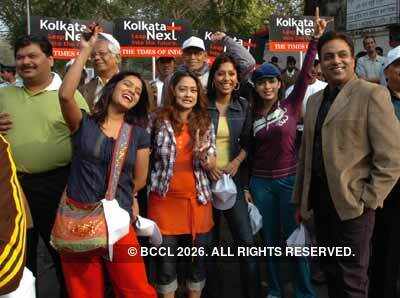 Tollywood actress Sonali Chowdhuri (L) and Monoj Tiwari (R ...