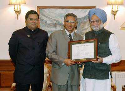 (R-L) Prime Minister of India Manmohan Singh with Lead India winner R K ...