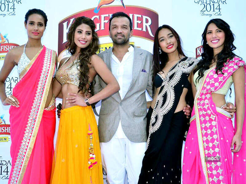 Ace photographer Atul Kasbekar poses with models, Rikee Chatterjee ...