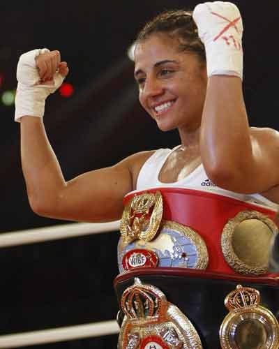 German WBA flyweight World Champion Susi Kentikian and Sarah Goodson (R ...