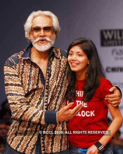 Former Indian cricketer Atul Wasan with his children showcasing ...