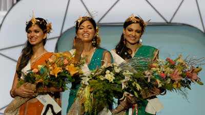 The three winners (L-R) Harshita Saxena, Parvathy Omanakuttan, Miss ...