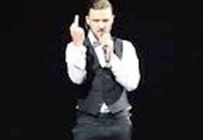 Justin Timberlake shows middle finger on stage