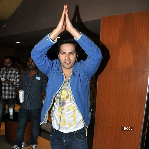 Varun Dhawan poses with fans at the promotional event of Main Tera Hero ...