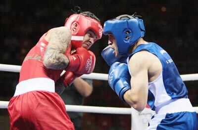 Italy's Alessio Di Savino (L) fights against US boxer Raynell Williams ...