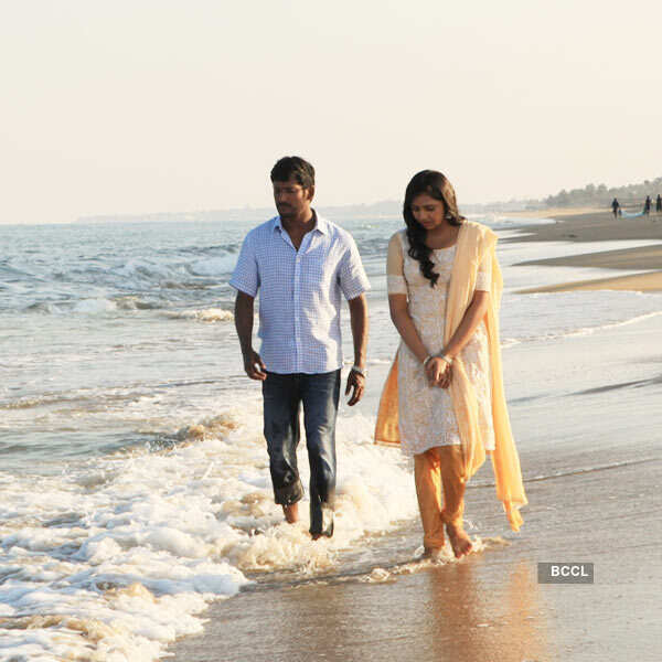 Naan Sigappu Manithan Lakshmi Menon Kiss