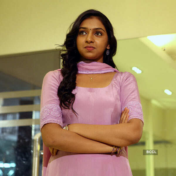 Naan Sigappu Manithan Lakshmi Menon Kiss