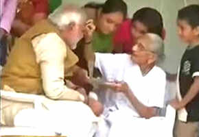 Narendra Modi seeks his mother Hiraba Modi's blessings