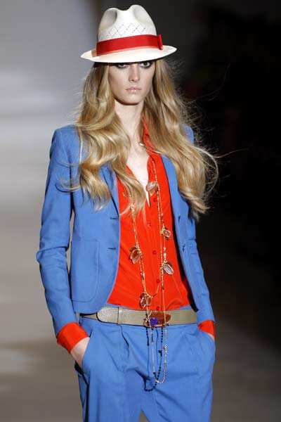 A model wears a creation part of the Gucci Spring/Summer 2009 fashion ...