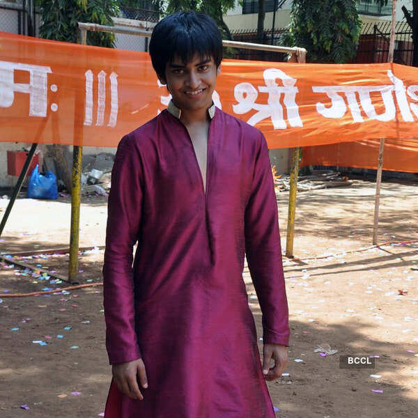 Satya Manjrekar on the sets of Marathi movie Janiva
