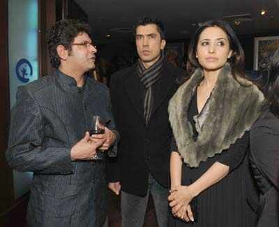 Sonali and Peter Punj during 'Slumdog Millionaire' party held at Manre ...