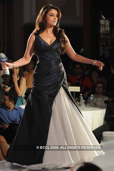 Aishwarya Rai on ramp Pics | Aishwarya Rai on ramp Photos | Aishwarya ...