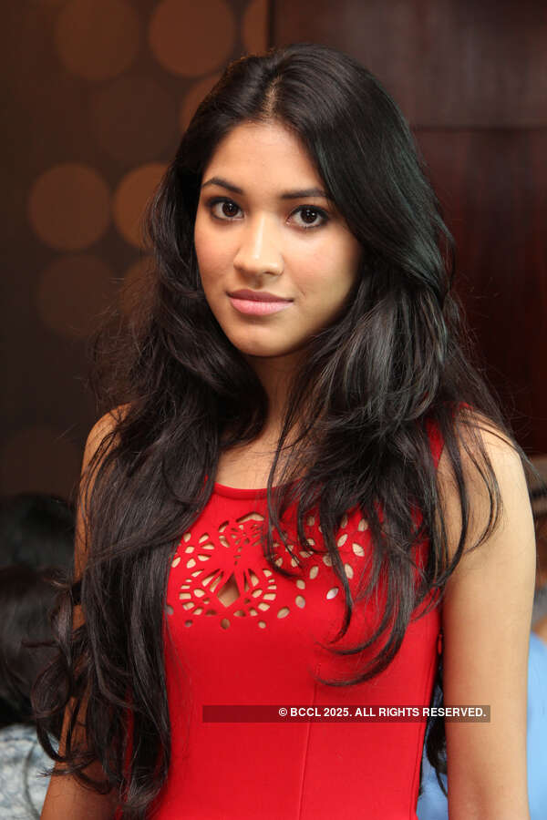 Miss Diva Finalists Learn Makeup Tricks