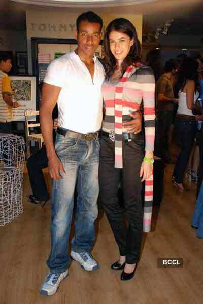 Shayan Munshi at Mohan Murjani's Spring Summer '09 preview bash at Vama ...