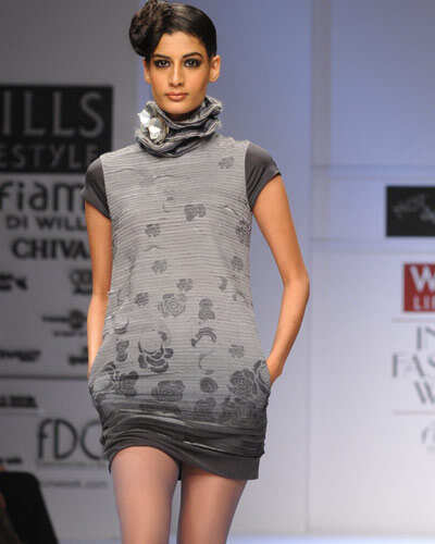 Donna presents a creation by designer Pallavi Mohan during Day 3 of ...