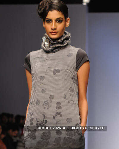 Donna presents a creation by designer Pallavi Mohan during Day 3 of ...