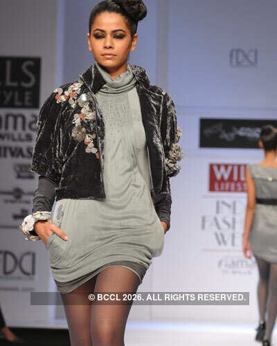 Donna presents a creation by designer Pallavi Mohan during Day 3 of ...