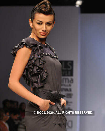 Donna presents a creation by designer Pallavi Mohan during Day 3 of ...