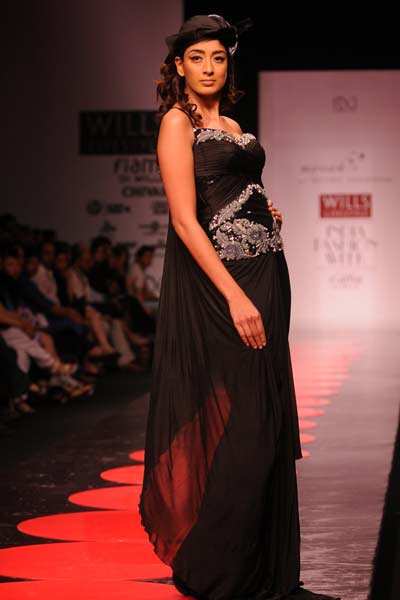 Binal presents a creation by designer Reynu Taandon during Day 4 of ...