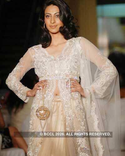 Poonam Nath showcases Suneet Varma's creation at a fashion show in New ...